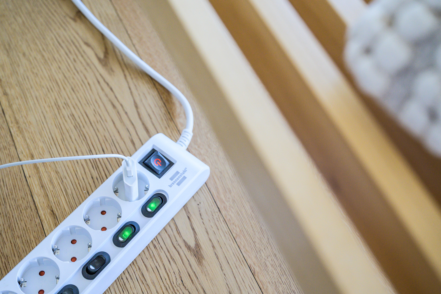 Extension lead individually switchable 6-way 2m H05VV-F 3G1.5 white ...