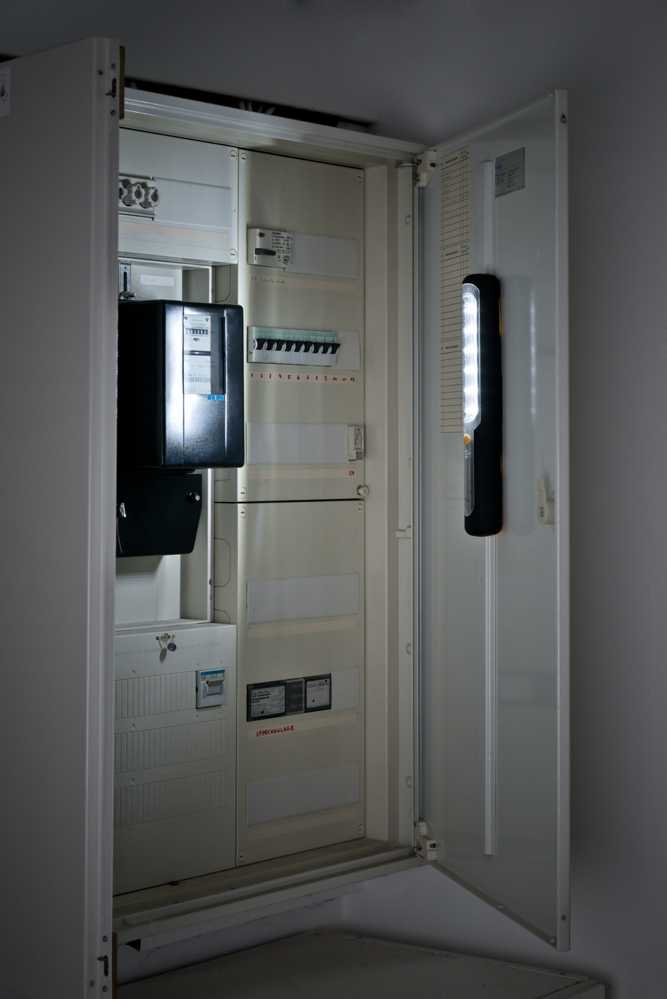 Rechargeable hand-held LED light HL 300 AD 300lm, with dynamo, hook ...